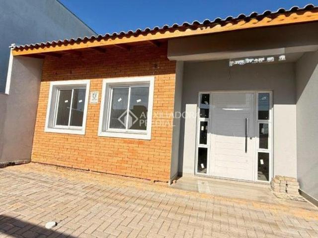 Casa térrea nova com 3 três dormitórios, sendo 1 uma suíte, localizada no bairro Igara