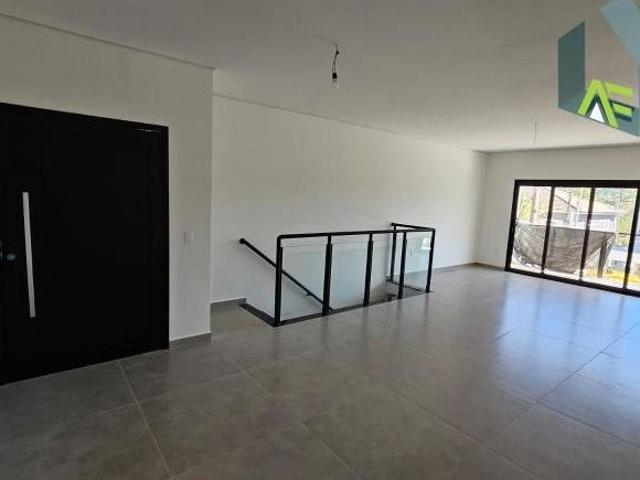 Casa Térrea, nova, de alto padrão, em Condomínio com lazer completo de Clube! Ótima localização no C