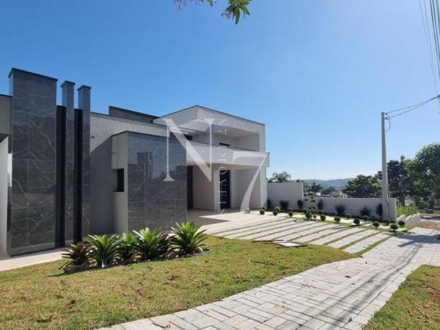 Casa Nova com 03 Suítes + Escritório em Condomínio Fechado !
