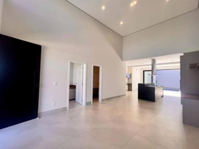 Casa térrea nova em Condomínio com 184m² 3 suítes 4 vagas no Residencial MontAlcino Pronto para mo