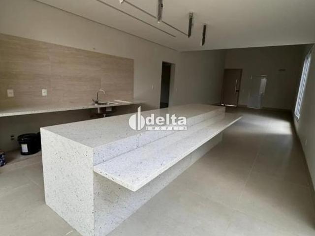 Casa térrea nova em Condomínio fechado com 3 quartos sendo 1 suíte, ampla cozinha com churrasqueira