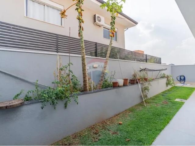 Casa térrea NOVA, 210m² de área construída, terreno de 390m². São 03 quartos, sendo 1 suíte, área