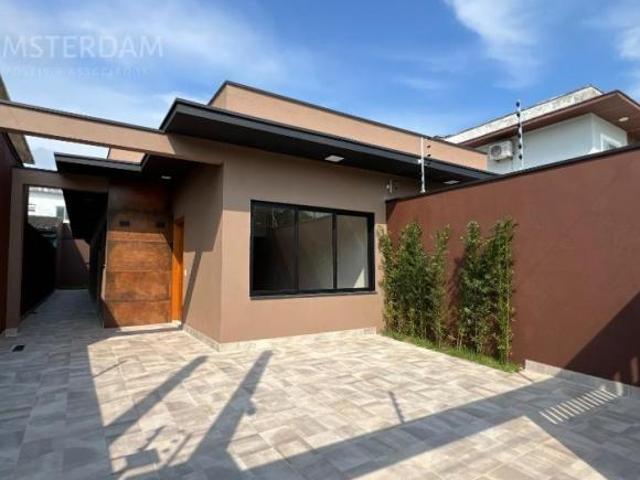 Casa térrea nova, 3 quartos, 1 suíte, sala, 3 vagas, área gourmet, 125m²