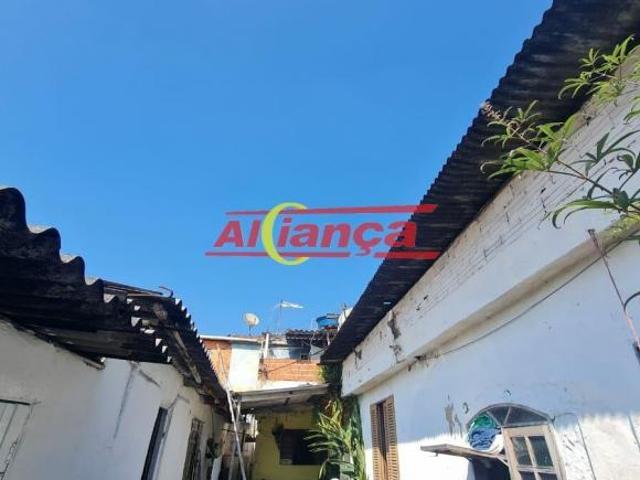 Casa térrea ótimo para renda, com três casas no mesmo terreno e um salão