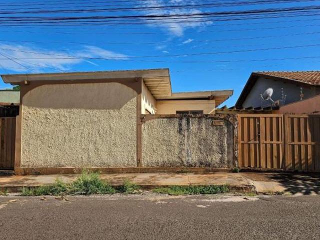 Casa térrea para reforma em bairro tranquilo com terreno grande