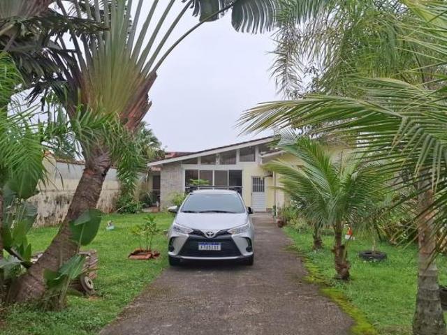 Casa térrea para venda com 3 dormitórios e quintal no Condomínio Morada da Praia