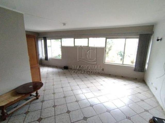 Casa térrea para venda com amplo espaço e excelente localização no bairro Santa