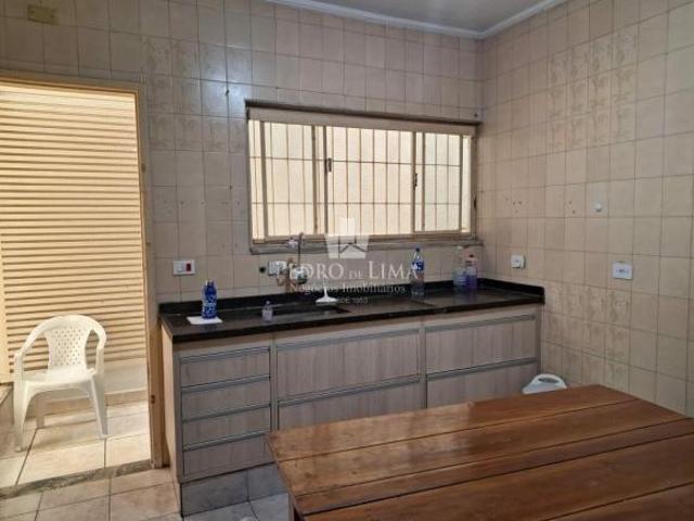 Casa térrea para venda conta com 3 quartos sendo duas suítes, duas vagas de garagem na Ponte Rasa