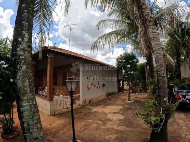 Casa térrea para venda e locação no Condomínio Estância Bacuri com 03 quartos, armários e varanda am