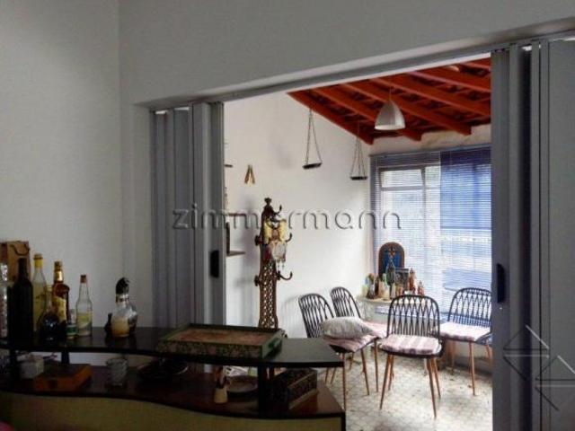 Casa térrea por R$ 1.611.000 com 2 dormitórios, 3 vagas, 210 m² localizado à 400 metros do metrô Pra