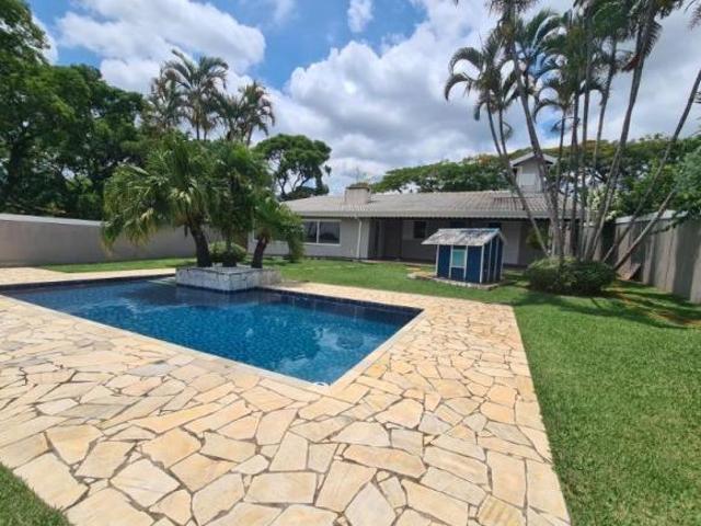 Casa térrea próximo a Al Lucas Nogueira Garcez, com 3 dormitórios sendo 1 suíte com closet, todos c