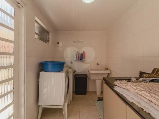 Casa térrea pronta para morar, com piscina e 3 vagas em região valorizada