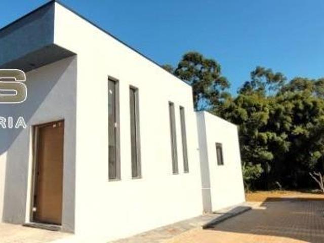 Casa térrea, pronta para morar, em residencial fechado no bairro Jardim Estância Brasil em Atibaia
