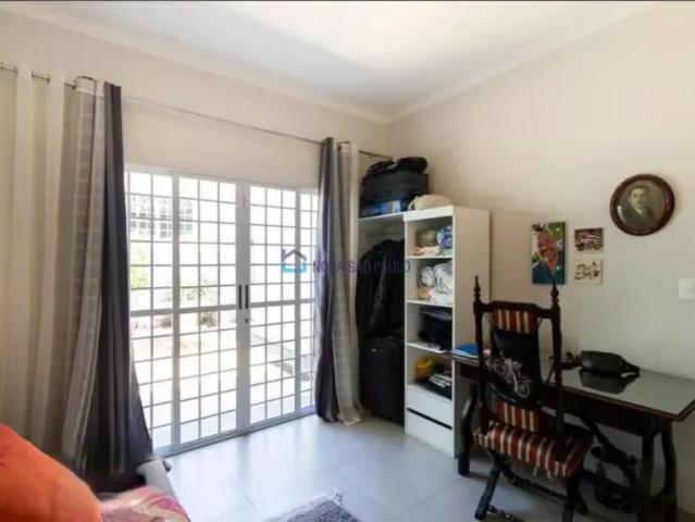 Casa Térrea Reformada com Energia Solar e Amplo Quintal em Bairro Tranquilo