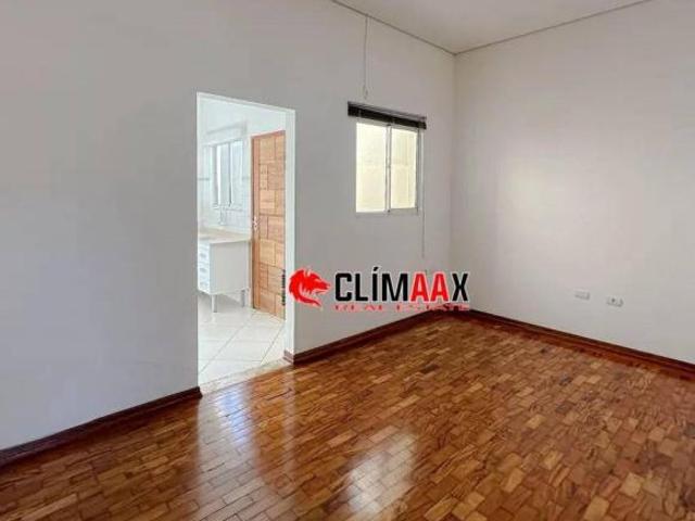 Casa Térrea Reformada à Venda na Vila Romana com 2 Quartos, Quintal Privativo e Pronta para Morar