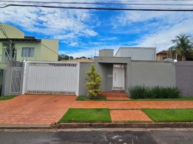 Casa térrea reformada e rica em planejados na entrada do Carandá Bosque
