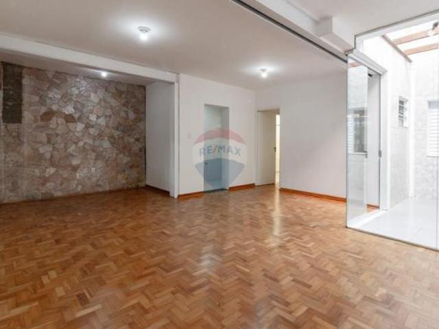 Casa Térrea Reformada em Rua Tranquila