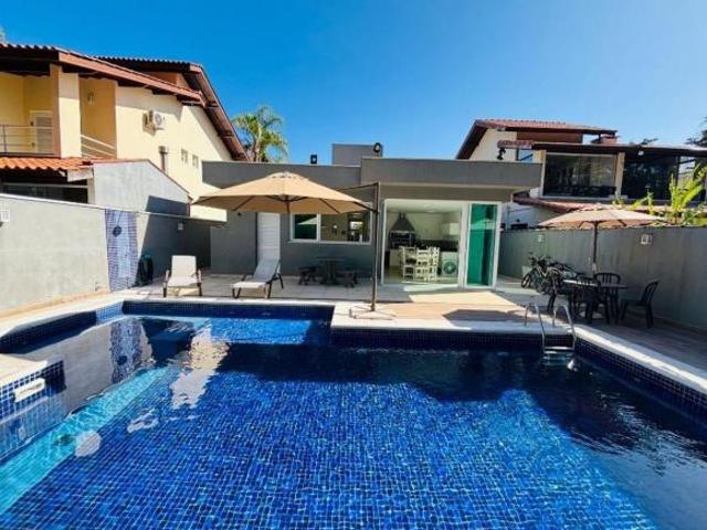 Casa Térrea Sofisticada com Piscina e Integração com a Natureza