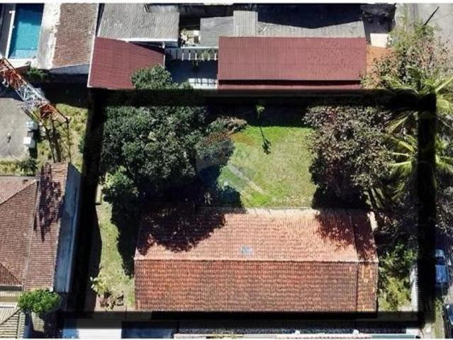 Casa + terreno entre a Praia do Tombo e Guaiuba, no Guarujá com Ótimo Preço!