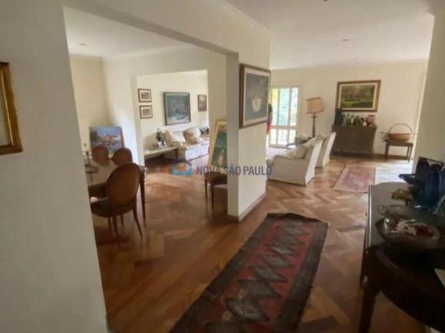 Casa tipo sobrado 4 suítes 4 vagas no Morumbi