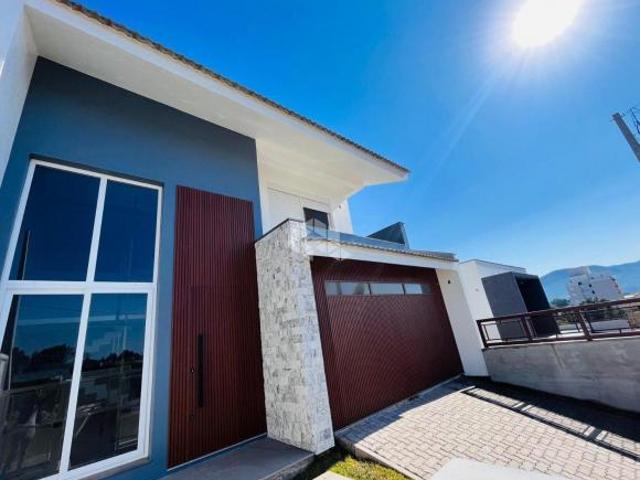 Casa tipo sobrado 03 dormitórios com suite, closet e sacada à venda no Bairro São José em Santa Mari