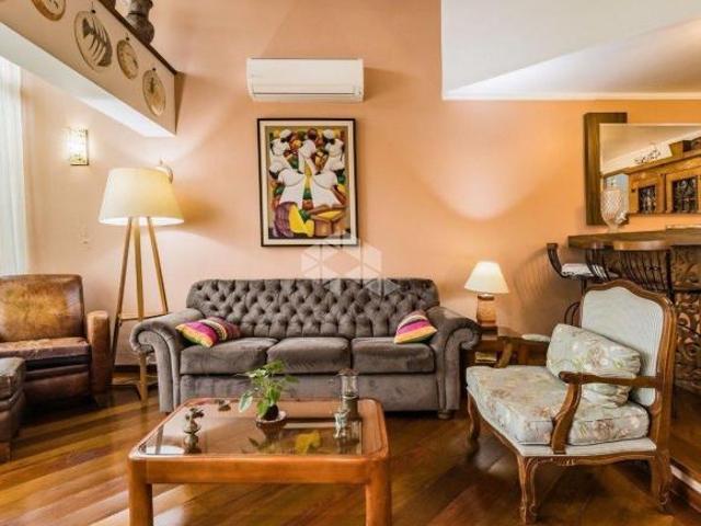 Casa tipo sobrado, 3 dormitórios sendo uma suíte, 3 banheiros e 3 vagas, Bairro
