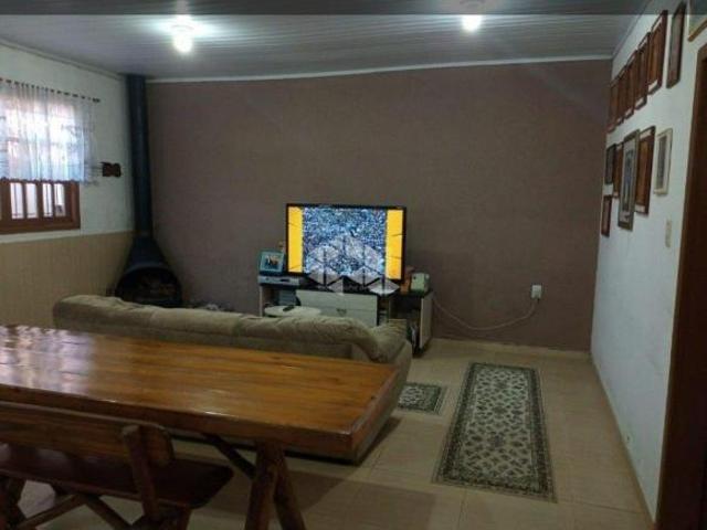 Casa tipo sobrado, 3 dormitórios, sendo 1 suíte, 2 banheiros, no bairro Vila Nova