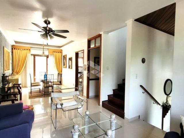 Casa tipo sobrado, 3 dormitórios sendo 1 suíte, com 2 vagas