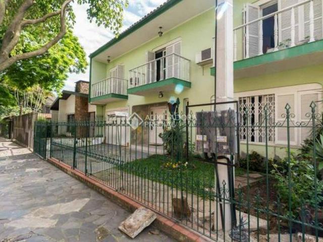 Casa tipo sobrado, 3 quartos, imediações da Campos Velho