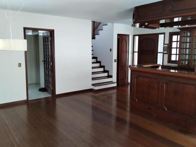 Casa, tipo sobrado com 3 dormitórios tipo suítes ampla área gourmet sala sauna seca e úmida 3 vagas