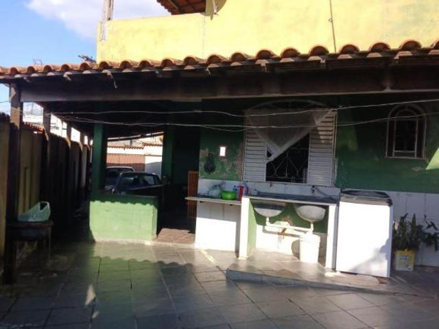 Casa tipo sobrado com 3 quartos sendo uma suíte