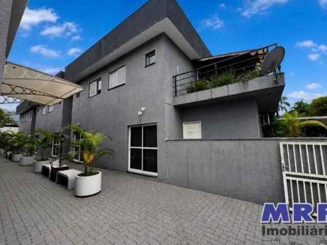 Casa tipo sobrado com 2 quartos sendo 1 suíte e grande varanda gourmet com vista para as montanhas