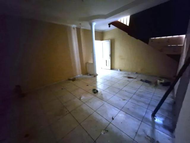 Casa tipo sobrado com galpão