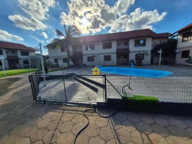 Casa tipo sobrado em condomínio