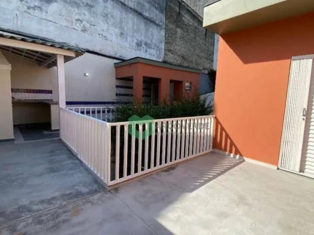 Casa tipo sobrado em frente a uma praça para alugar
