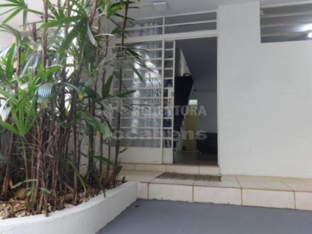 Casa Tipo Sobrado para Locação ou Compra, com 3 Dormitórios no Centro, de fundos, tipo vila, com ent