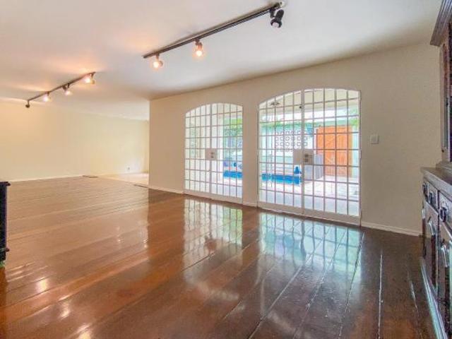Casa tipo para venda com 3 quartos, sendo 1 suíte, 440m²