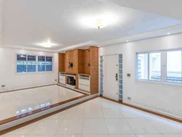 Casa tipo para venda com 3 quartos, sendo 2 suítes, 215m²