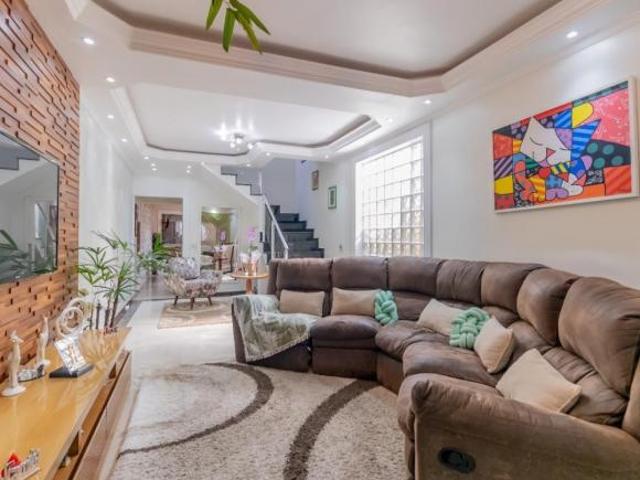 Casa tipo para venda com 3 quartos, sendo 2 suítes, 353m²