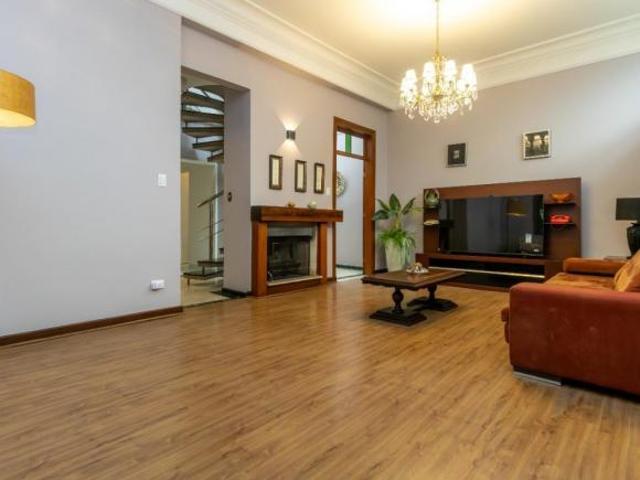 Casa tipo para venda com 3 quartos, sendo 3 suítes, 239m²