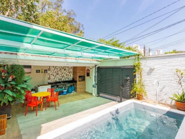 Casa tipo para venda com 3 quartos, 180m²