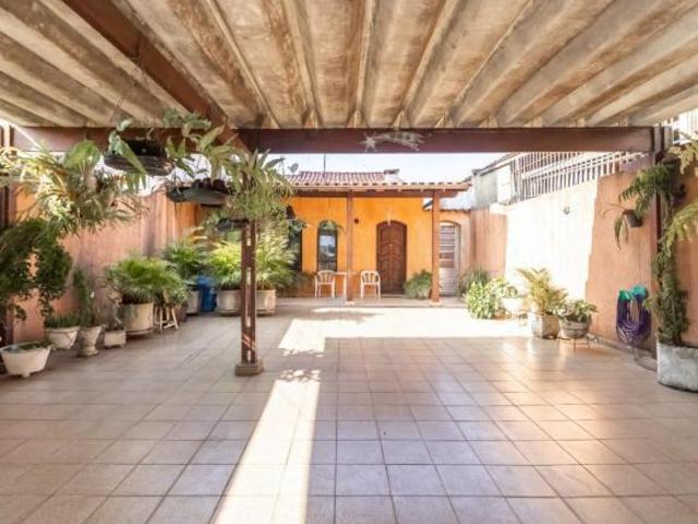Casa tipo para venda com 3 quartos, 193m²