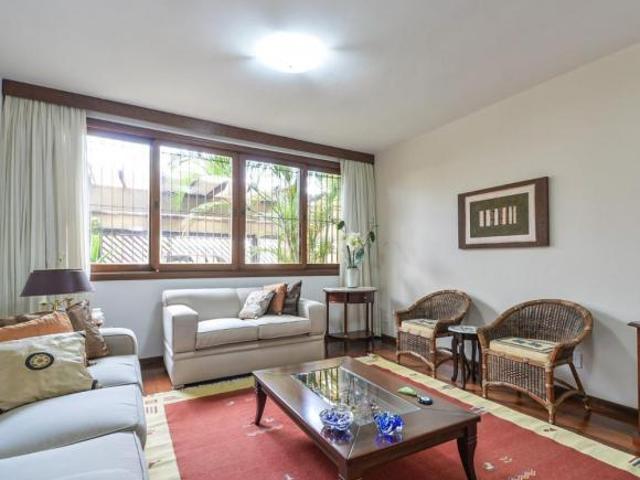 Casa tipo para venda com 3 quartos, 190m²