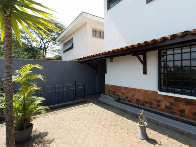Casa tipo para venda com 3 quartos, 191m²