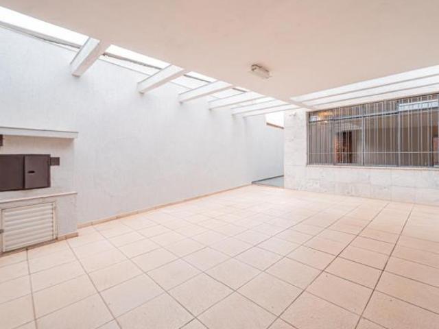 Casa tipo para venda com 3 quartos, 195m²