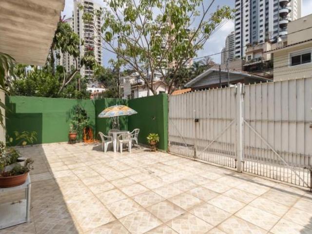 Casa tipo para venda com 3 quartos, 240m²
