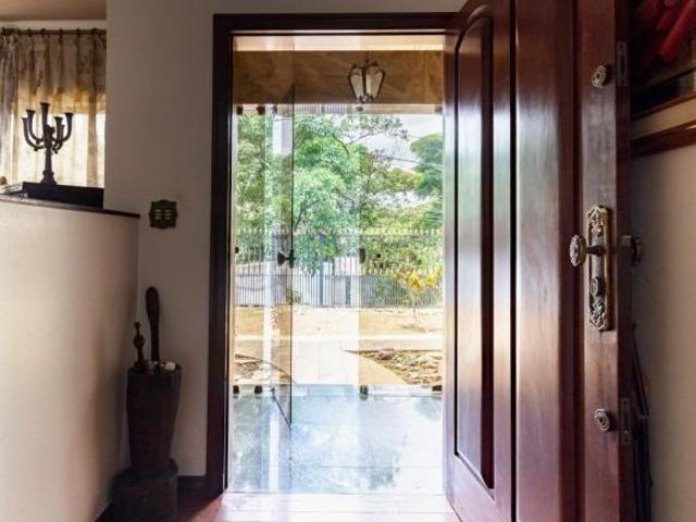 Casa tipo para venda com 3 quartos, 242m²