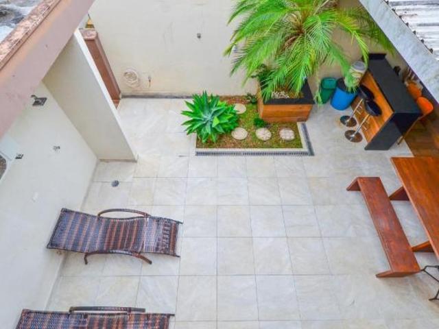 Casa tipo para venda com 3 quartos, 259m²