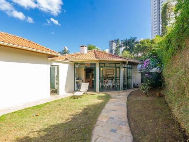 Casa tipo para venda com 3 quartos, 288m²