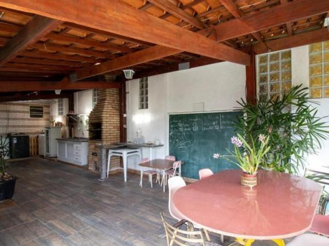 Casa tipo para venda com 3 quartos, 290m²